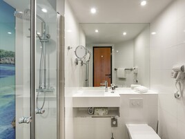 Roupa hipoalergénica, secretária, quartos insonorizados 