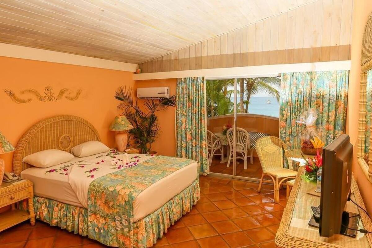 Frigobar, cofres nos quartos, ferros/tábuas de passar roupa