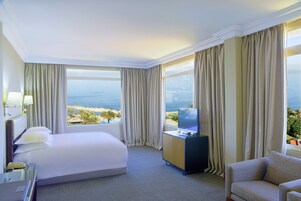 Minibar, cofre no quarto, secretária, quartos insonorizados 