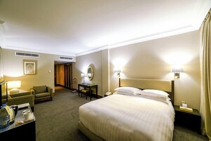 Minibar, cofre no quarto, secretária, quartos insonorizados 