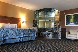 Suite, 1 cama king-size, não fumadores | Cofre no quarto, secretária, ferro/tábua de engomar, Wi-fi grátis 