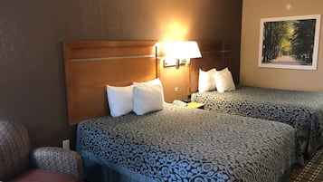 Quarto, 2 camas queen-size, não fumadores | Cofre no quarto, secretária, ferro/tábua de engomar, Wi-fi grátis