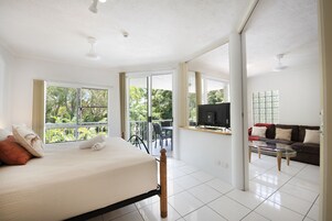 One-Bedroom King Apartment - Pool/Garden View | 1 quarto, com decoração personalizada, com mobília individualizada 
