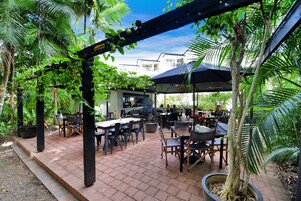 Pequenos-almoços, almoços, jantares servidos, com vista para a praia 