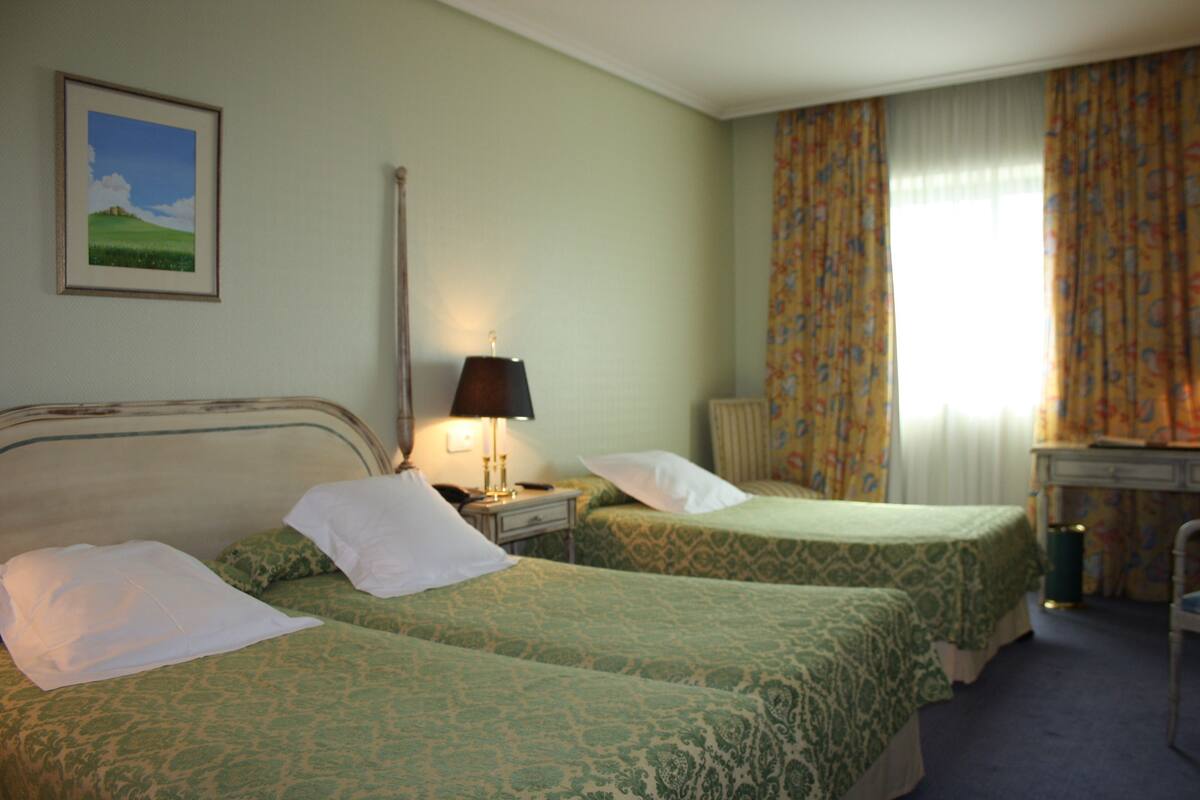 Quarto triplo | Frigobar, cofres nos quartos, escrivaninha