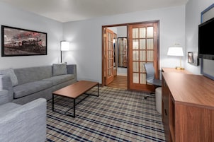 Quarto, 1 cama King, para não fumantes (One-Bedroom) | Ferros/tábuas de passar roupa, berços grátis
