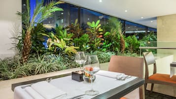 Almoços e jantares servidos, incluindo cozinha internacional