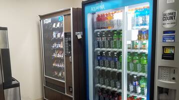 Duas máquinas de venda automática com diversas bebidas.