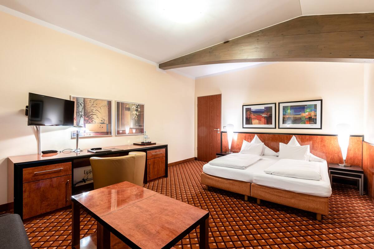 Apartamento (3) | Roupa de alta qualidade, secretária, berços/camas para crianças 
