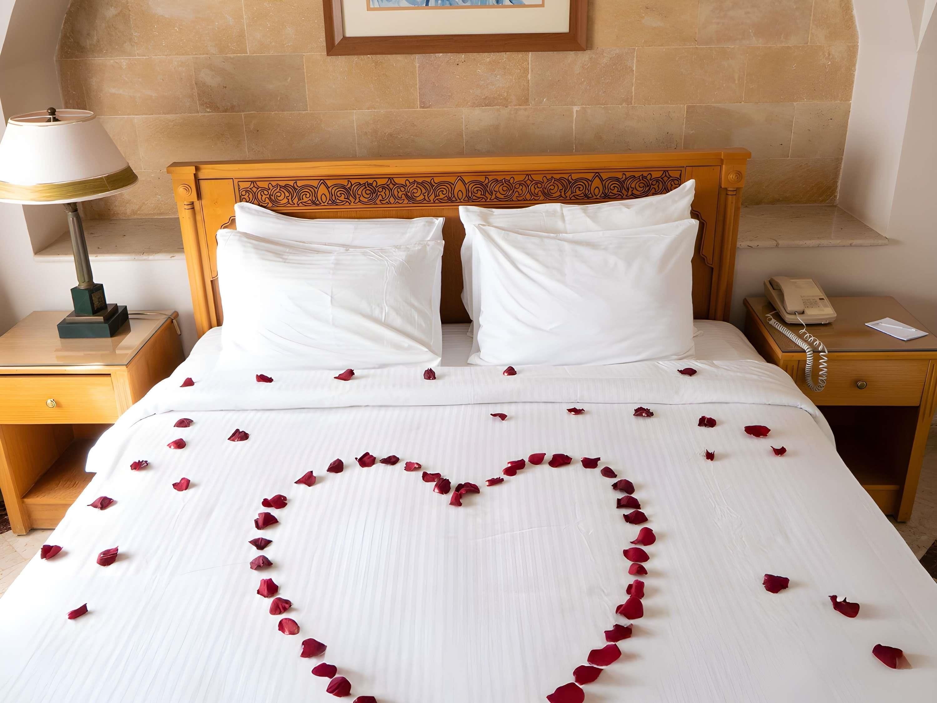 Roupas de cama premium, frigobar, cofres nos quartos, cortinas blackout