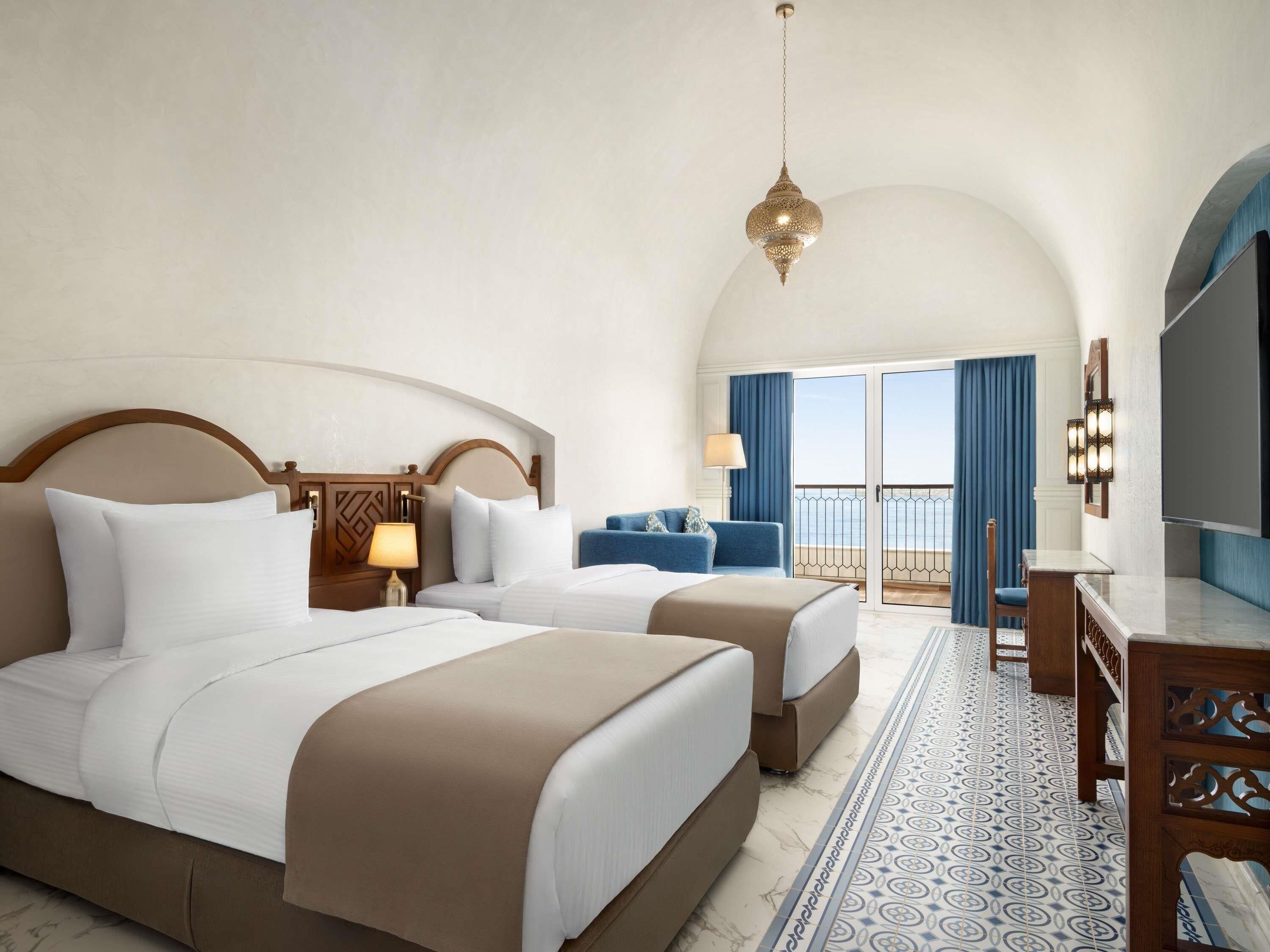 Roupas de cama premium, frigobar, cofres nos quartos, cortinas blackout