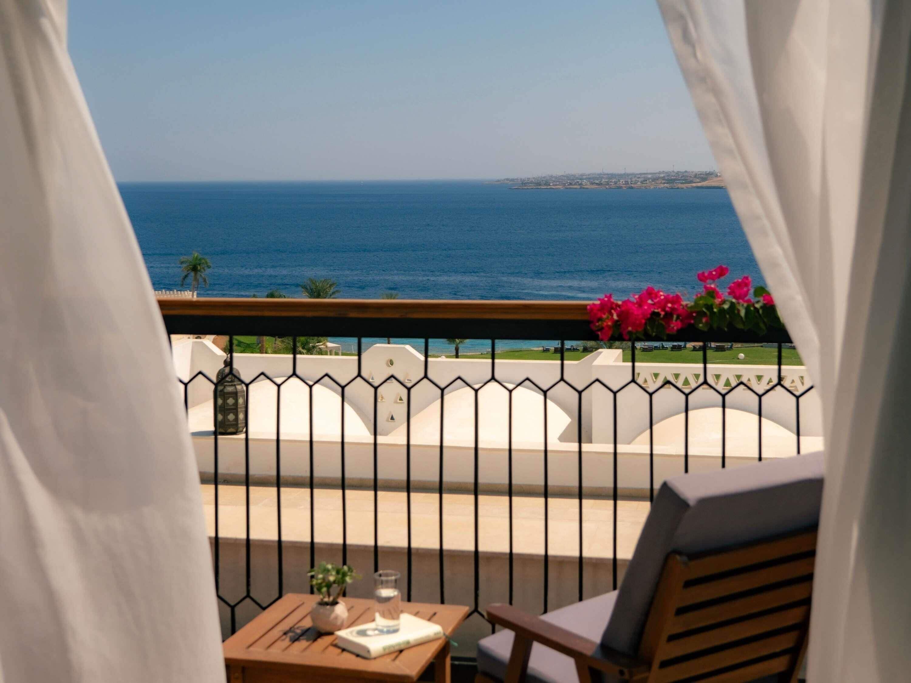 Roupas de cama premium, frigobar, cofres nos quartos, cortinas blackout