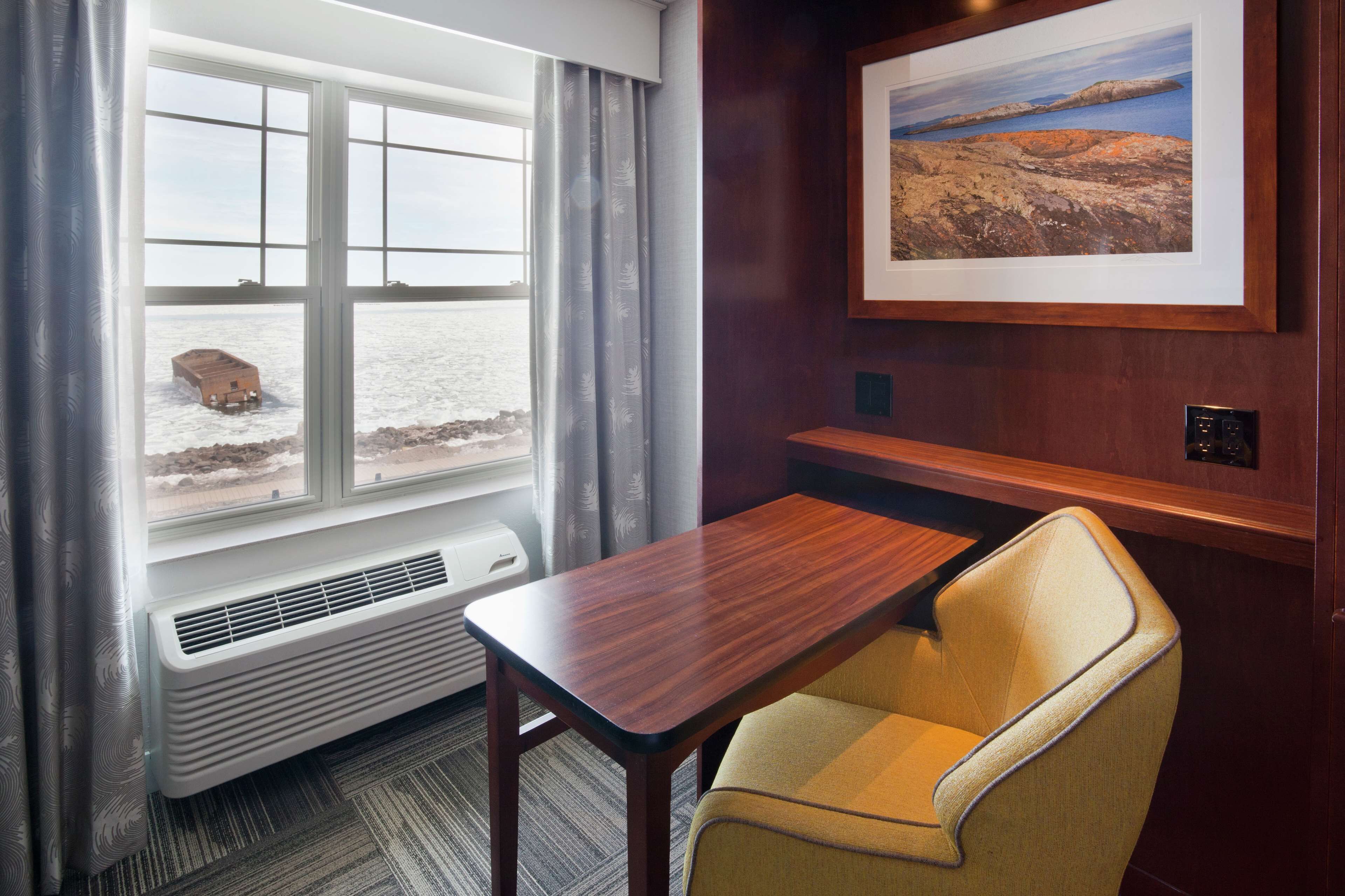 Secretária, cortinas/cortinados opacos, ferro/tábua de engomar 