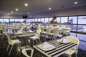 4 restaurantes, pequenos-almoços servidos, cozinha internacional 