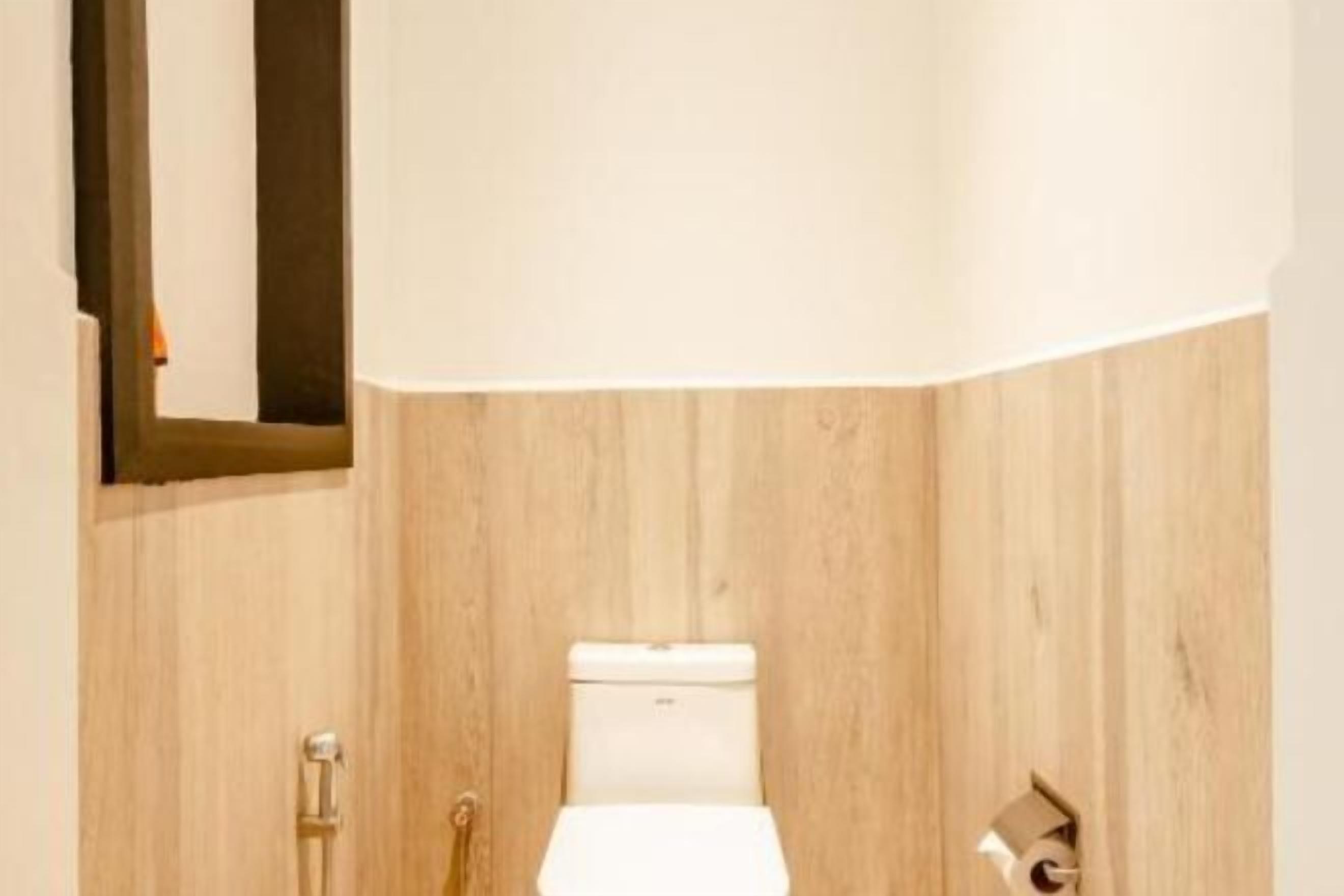 Um polibã, um chuveiro fixo, artigos de higiene pessoal grátis 