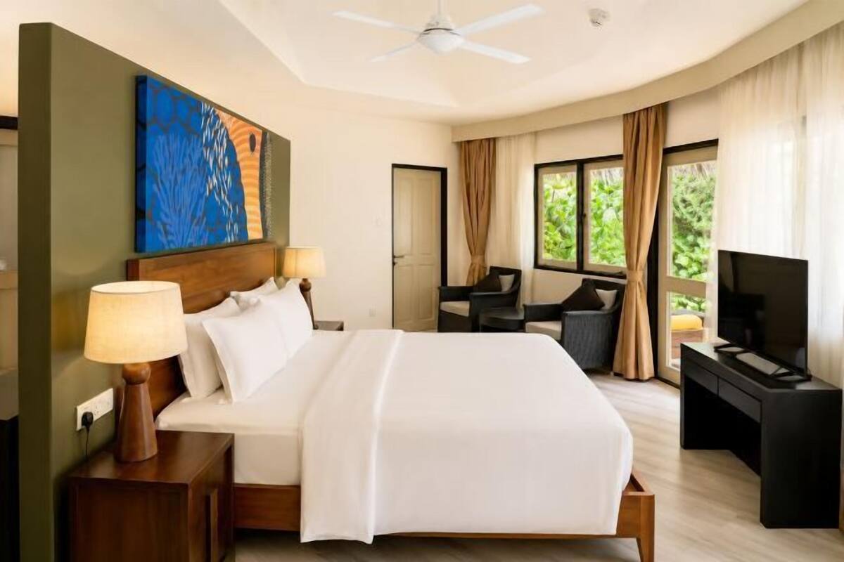 Camas de colchão pillowtop, minibar, cofre no quarto, secretária 