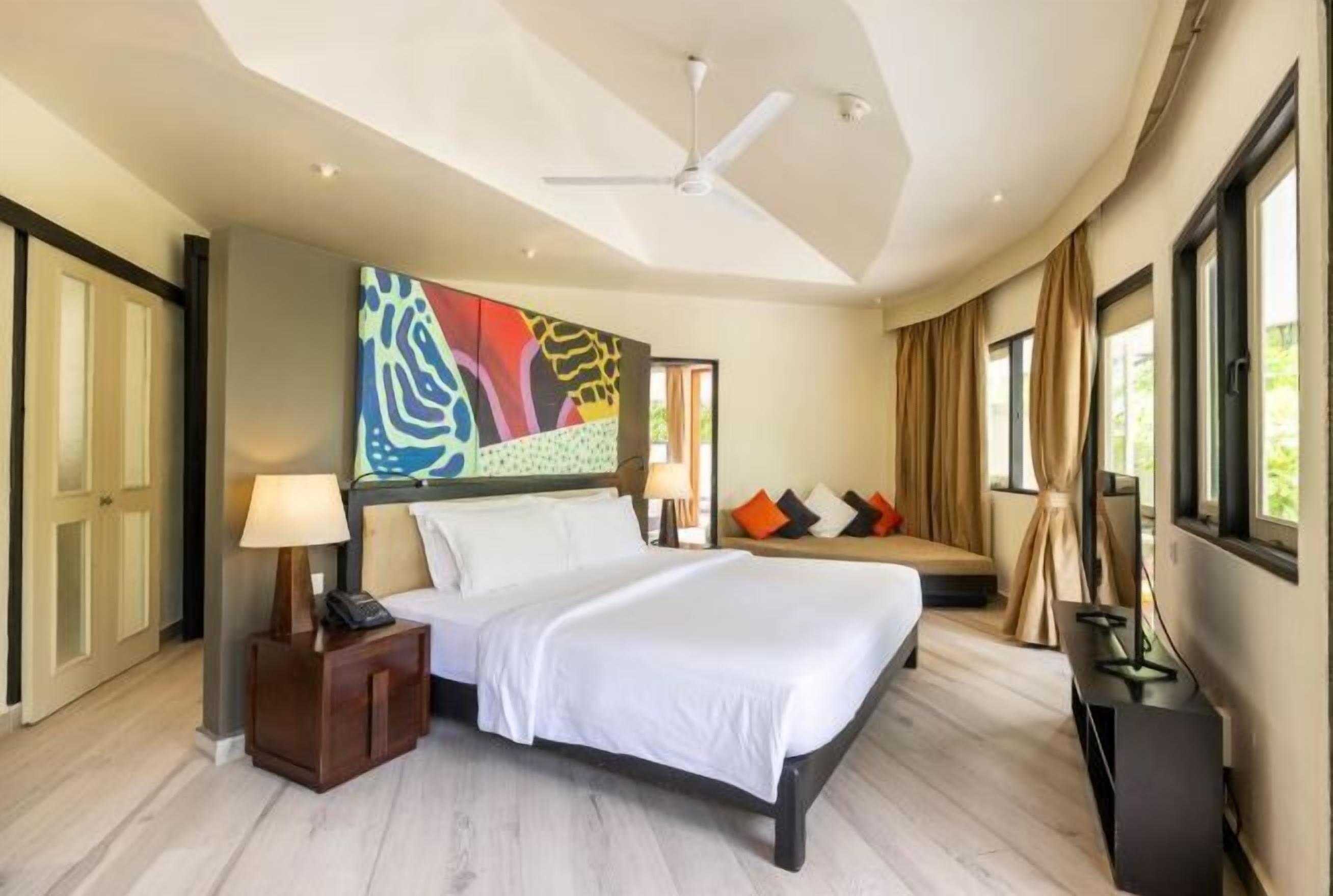 Camas de colchão pillowtop, minibar, cofre no quarto 