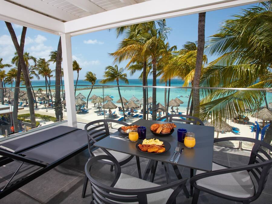 Cofre no quarto, cortinas/cortinados opacos, ferro/tábua de engomar