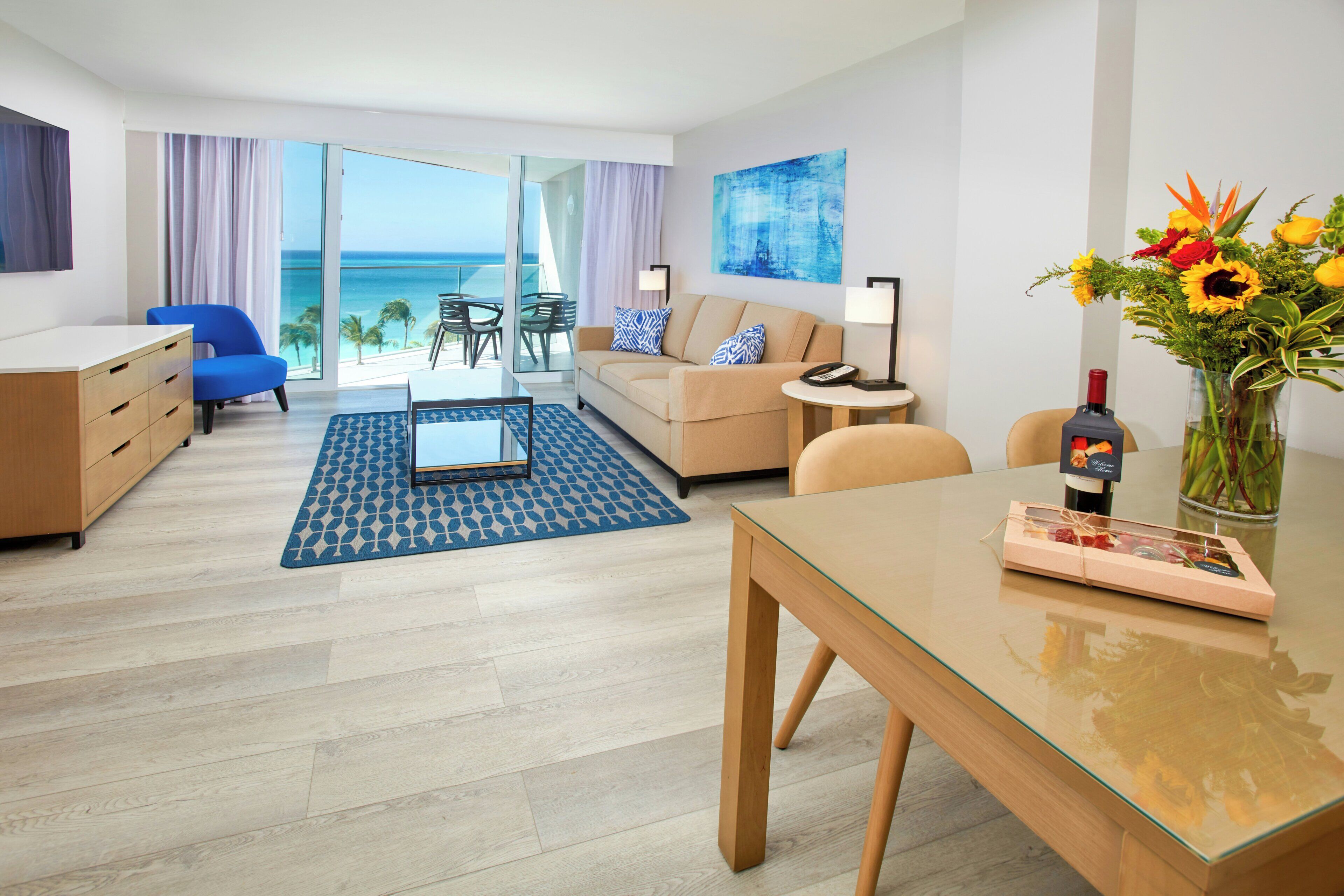 Suite, 1 quarto | Sala de estar | Televisor de ecrã plano de 50 polegadas com canais por cabo 