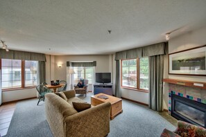 Suite, 1 quarto | Sala de estar | Televisor LCD de 32 polegadas com canais digitais, televisor 