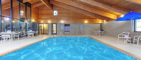 Piscina interior, da(s) 06:00 à(s) 22:00, espreguiçadeiras