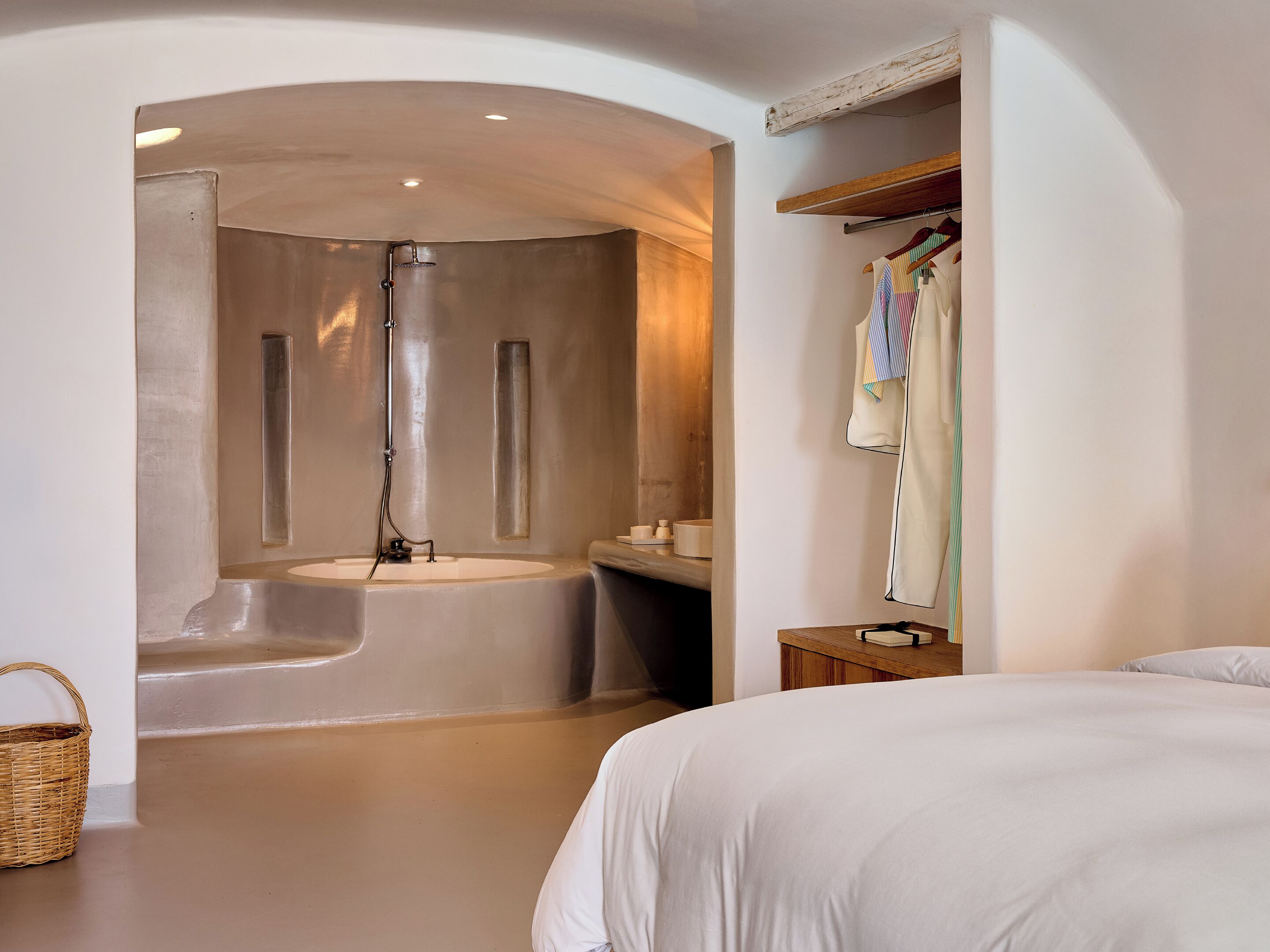 Uma casa de banho moderna com uma banheira independente, chuveiro e toucador com espelho.