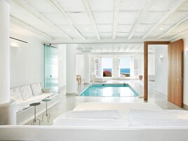 Luna Blu Suite with Private Indoor Pool | Roupas de cama premium, frigobar, cofres nos quartos, Wi-Fi de cortesia