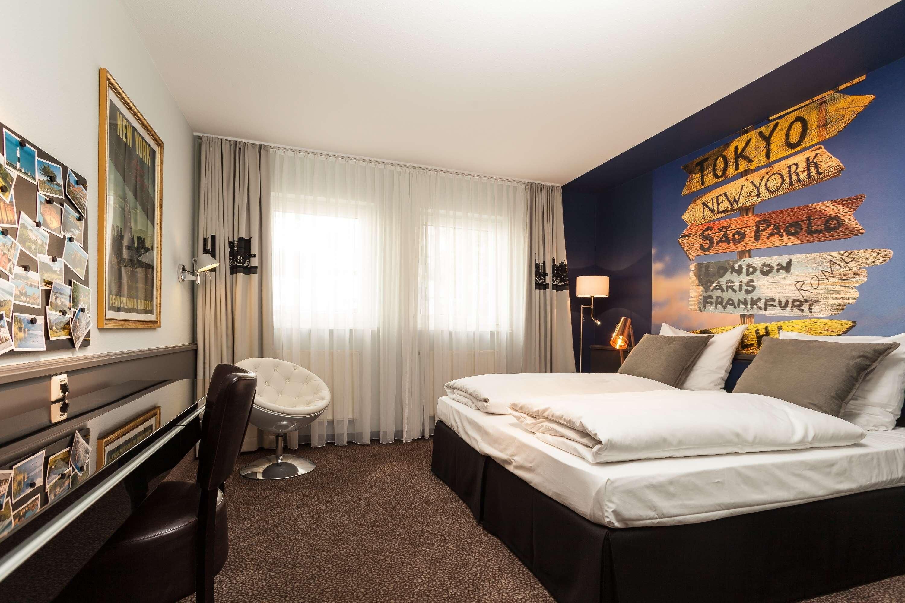Roupa hipoalergénica, minibar com produtos grátis, secretária 