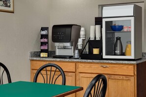 Café da manhã para viagem grátis todos os dias