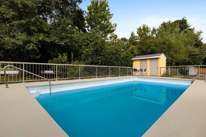 Piscina externa sazonal, funciona das 10h às 21h, espreguiçadeiras