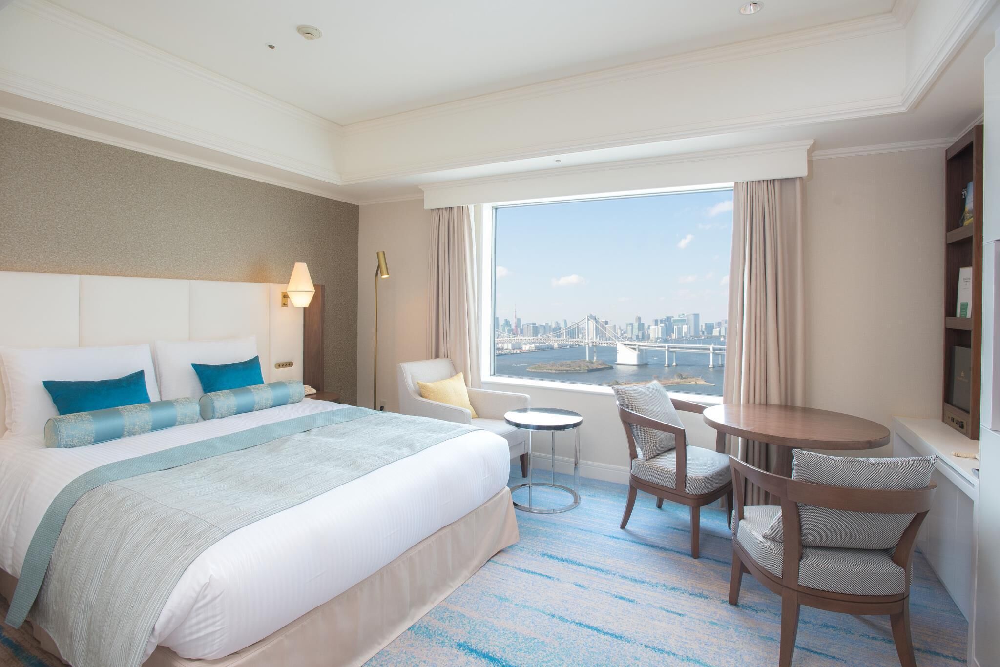 Edredões de penas, cofre no quarto 