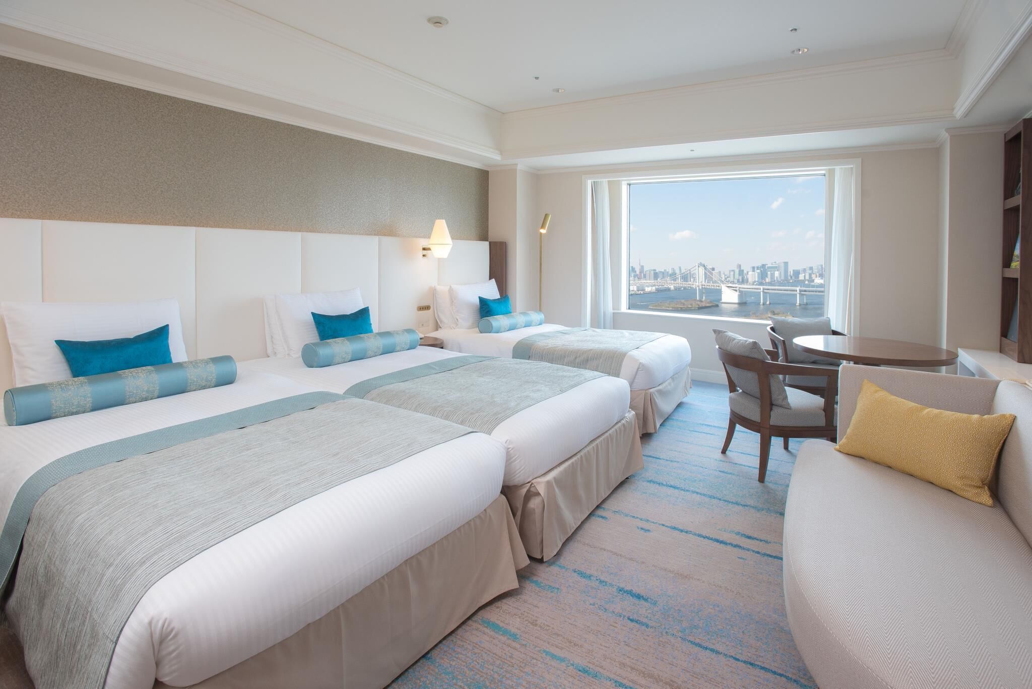 Edredões de penas, cofre no quarto 