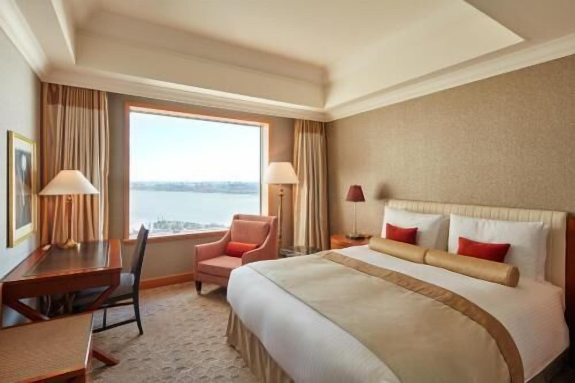 Edredões de penas, cofre no quarto 