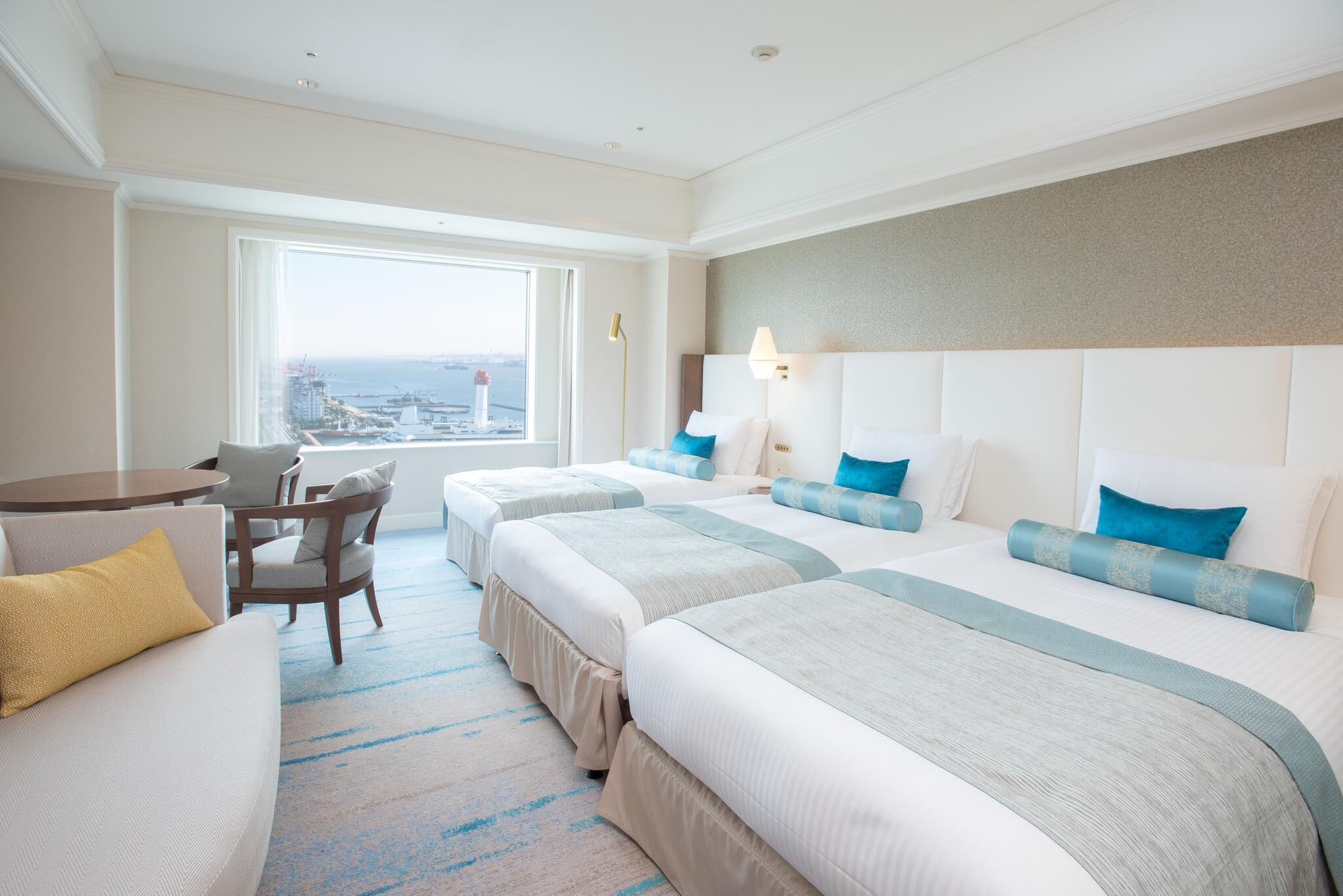 Edredões de penas, cofre no quarto 