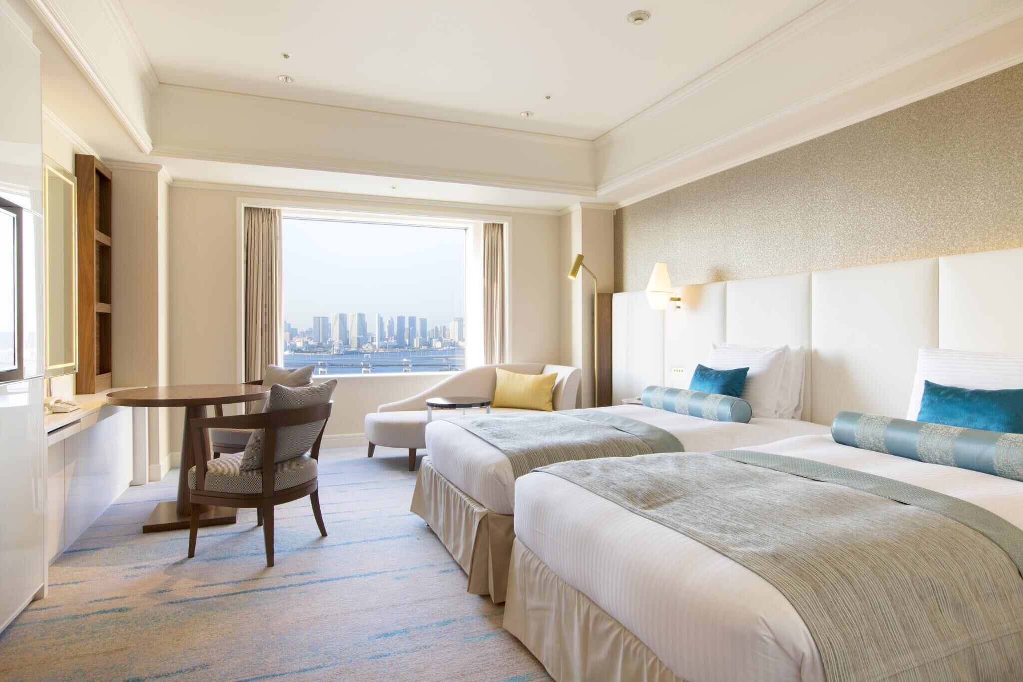 Edredões de penas, cofre no quarto 