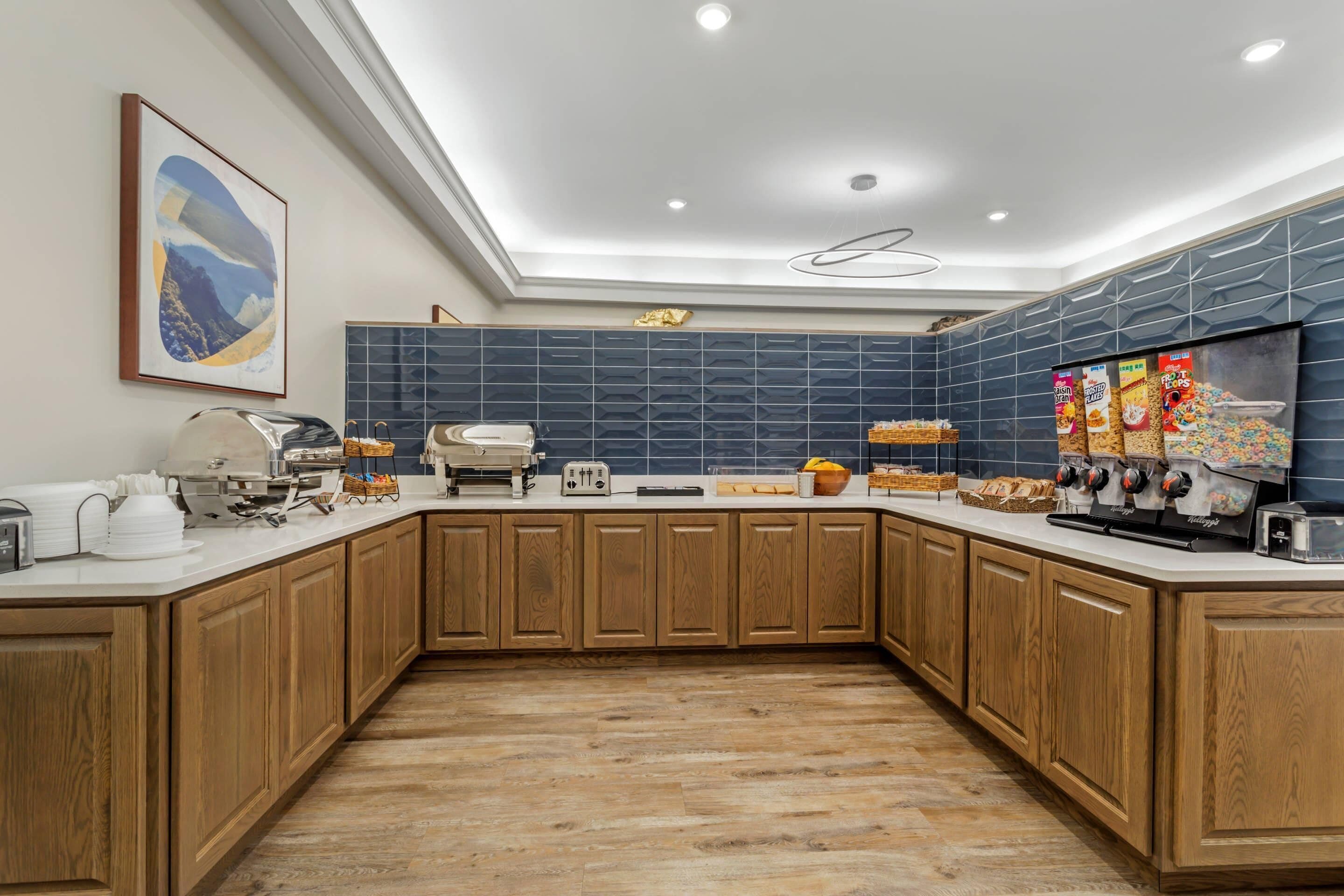 Uma cozinha moderna com armários de madeira, painel de azulejos e diversos eletrodomésticos.