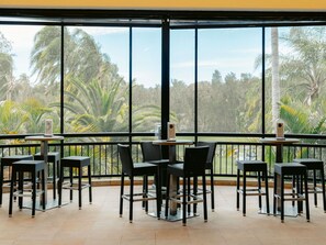 Com vista para o campo de golfe, serve almoços e brunches 