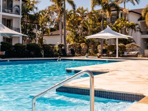 2 piscinas externas, espreguiçadeiras