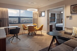 Suite Executiva, 1 cama king-size | Sala de estar | Televisor LED de 55 polegadas com canais digitais, televisor