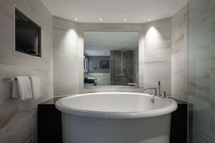 Suite Executiva, 1 cama king-size | Casa de banho | Uma combinação polibã/banheira, artigos de higiene pessoal grátis
