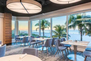 Pequenos-almoços servidos, cozinha americana, com vista para a praia 