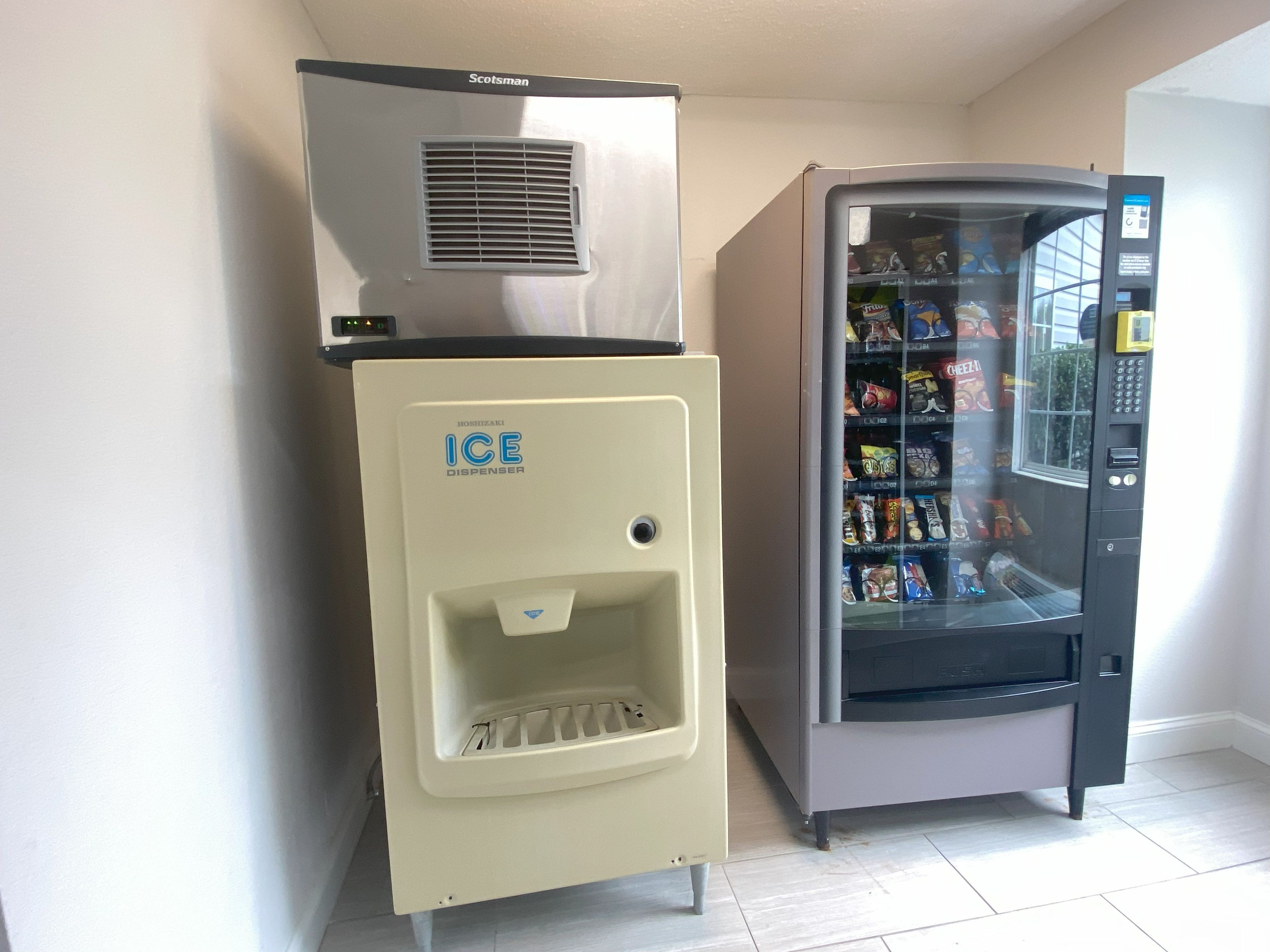 Máquina de vendas com compartimento de freezer e dispensador de gelo.