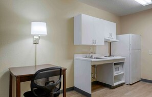 Estúdio Deluxe, 1 cama king-size e sofá-cama, acessível, não fumadores | Cozinha privada | Um frigorífico, um micro-ondas, uma placa de cozinha 