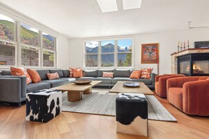 Apartamento em Condomínio Fechado, 4 quartos | Sala de estar | Televisor de ecrã plano de 42 polegadas com canais por cabo, televisor 