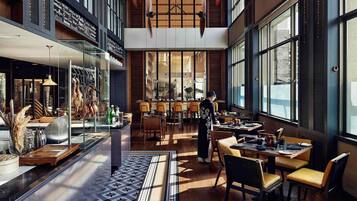 2 restaurantes, é servido café da manhã