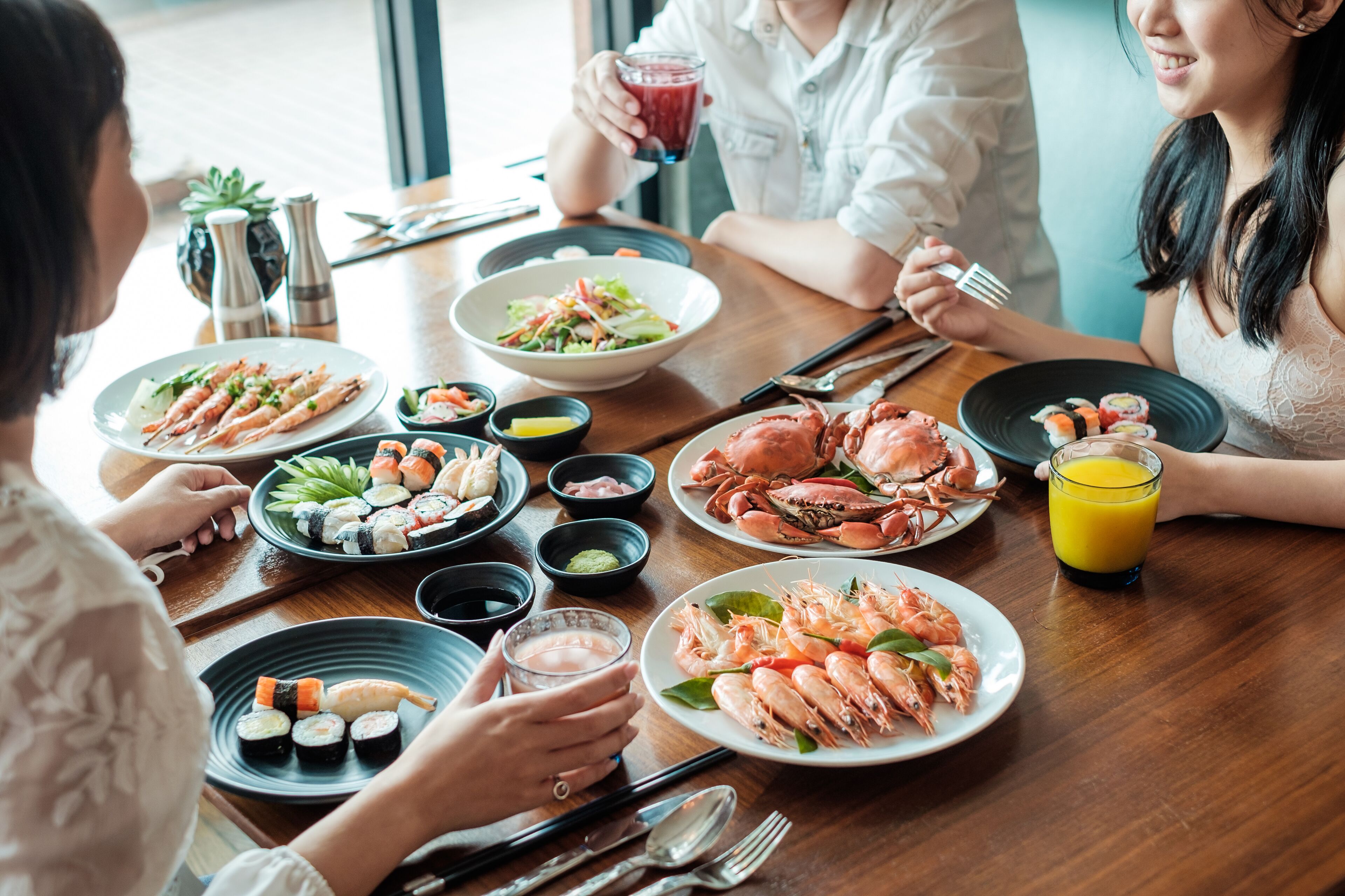 2 restaurantes: servem pequenos-almoços, almoços, jantares e brunches