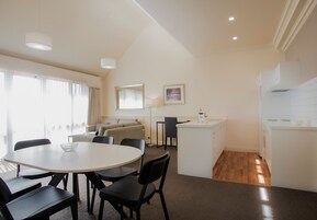 Apartamento, 3 quartos | Cozinha privada | Uma cafeteira/bule, um frigorífico, um micro-ondas 