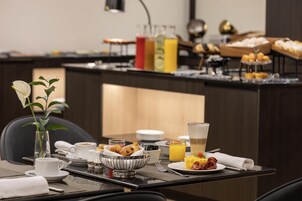 Café da manhã completo todos os dias mediante uma taxa