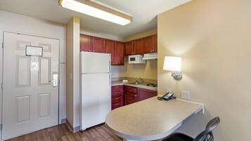 Estúdio luxo, 1 cama King e sofá-cama, para não fumantes | Cozinha privada | Geladeira grande, micro-ondas, cooktop, lava-louças