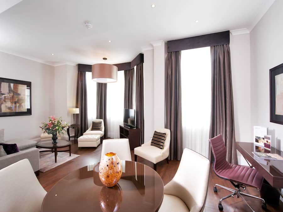 Cofres nos quartos, escrivaninha, cortinas blackout